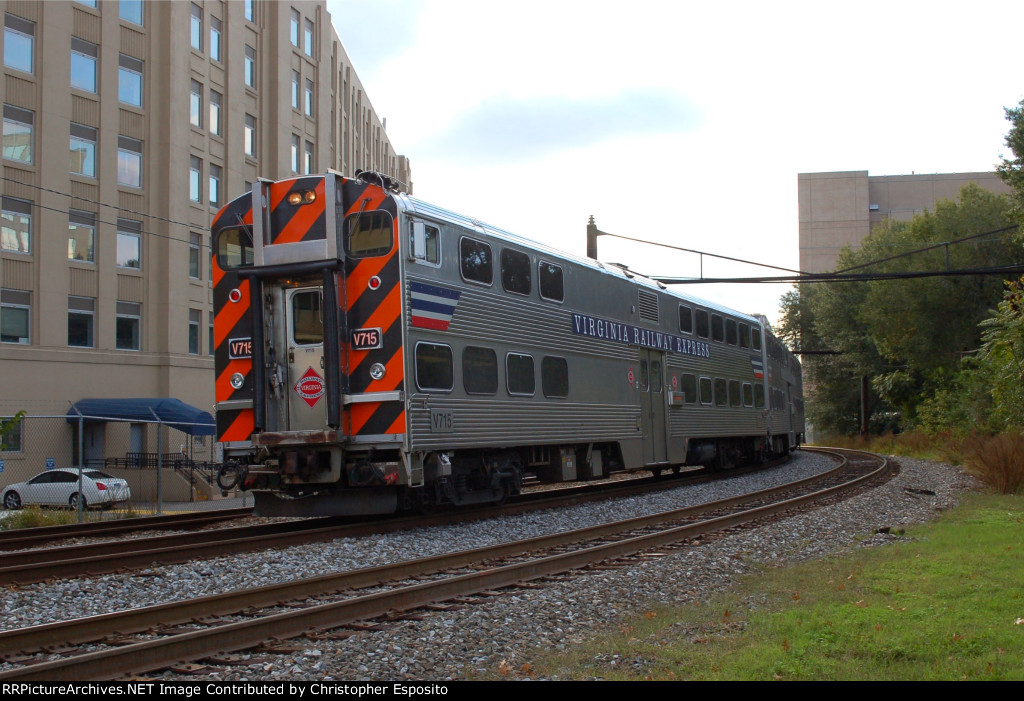 VRE Cab Car V715 heads into L'Enfant Plaza Station